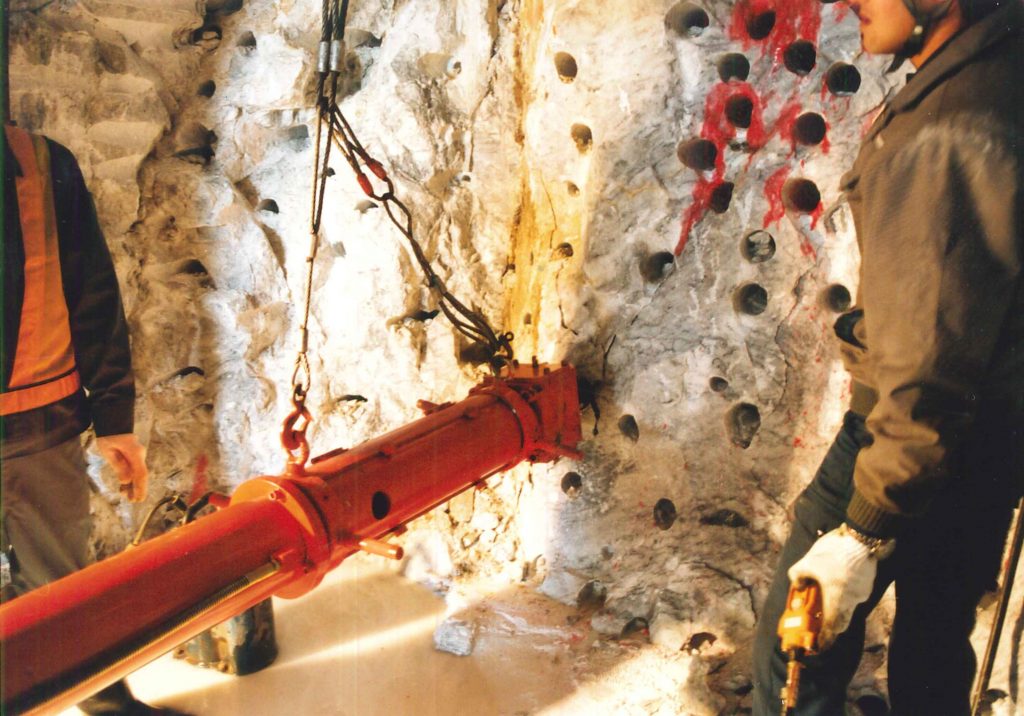 Powerful Rock Splitter - Hirado Kinzoku Kogyo Co.,Ltd.